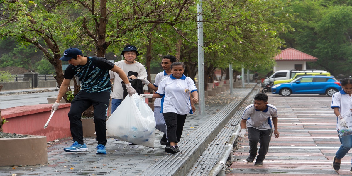 “Sport is a common language”: Olympic medalist in athletic visited ...